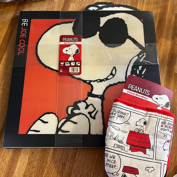 Peanuts | Kitchen | Snoopy Placemats And Mini Oven Mitts | Poshmark